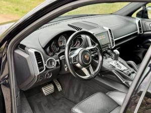 Black Porsche Cayenne 2016 in Siauliai, with an engine capacity of 4.13 L and mileage of 205 thousand km for 28900 €, photo 11 on AUTOMOTO.COM.LV