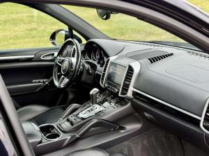 Black Porsche Cayenne 2016 in Siauliai, with an engine capacity of 4.13 L and mileage of 205 thousand km for 28900 €, photo 12 on AUTOMOTO.COM.LV