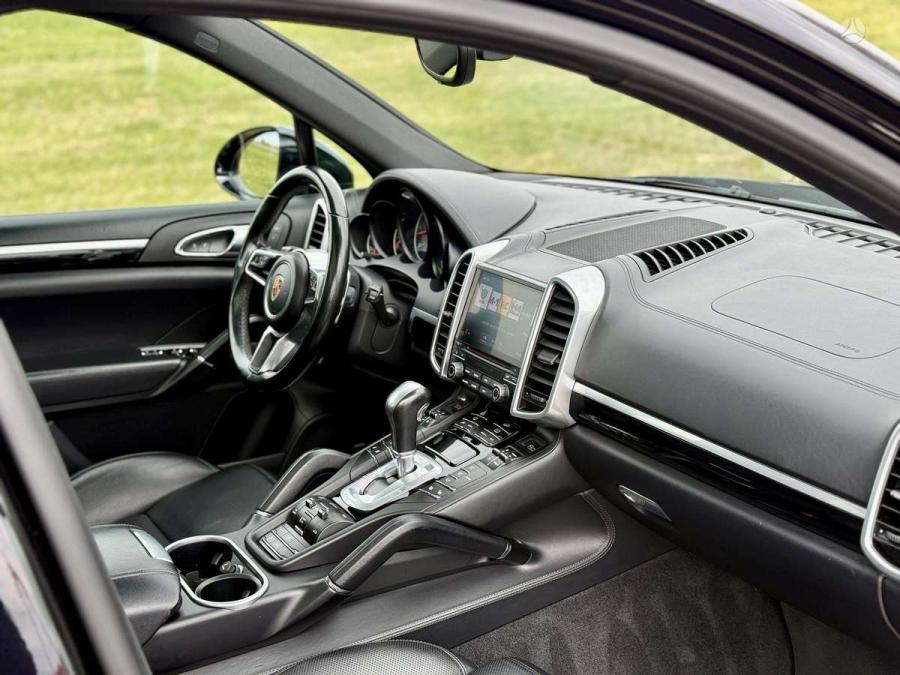 Black Porsche Cayenne 2016 in Siauliai, with an engine capacity of 4.13 L and mileage of 205 thousand km for 28900 €, photo 12 on AUTOMOTO.COM.LV