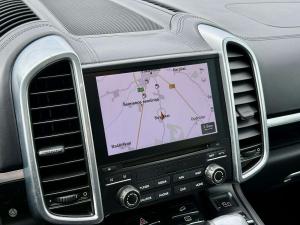 Black Porsche Cayenne 2016 in Siauliai, with an engine capacity of 4.13 L and mileage of 205 thousand km for 28900 €, photo 13 on AUTOMOTO.COM.LV