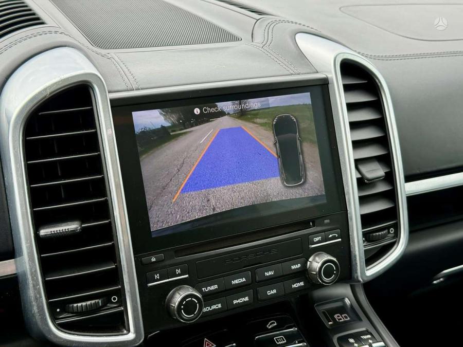 Black Porsche Cayenne 2016 in Siauliai, with an engine capacity of 4.13 L and mileage of 205 thousand km for 28900 €, photo 14 on AUTOMOTO.COM.LV
