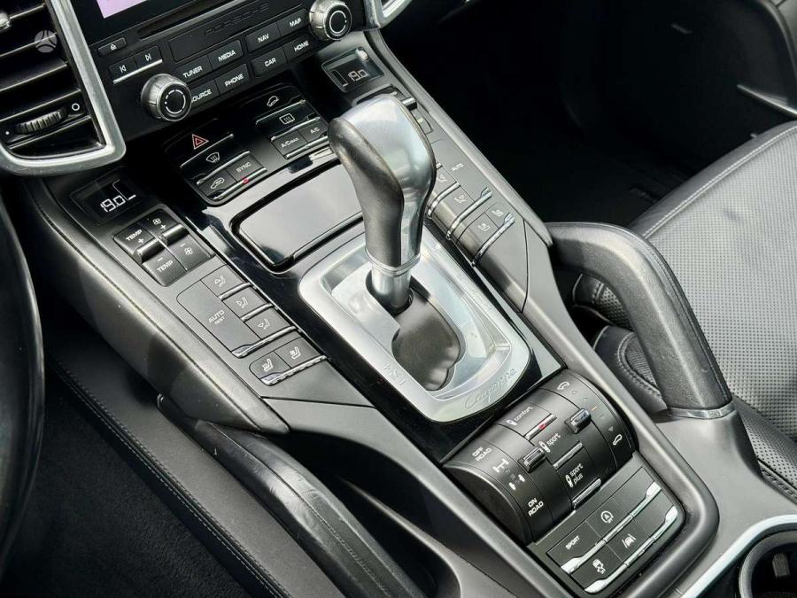 Black Porsche Cayenne 2016 in Siauliai, with an engine capacity of 4.13 L and mileage of 205 thousand km for 28900 €, photo 16 on AUTOMOTO.COM.LV