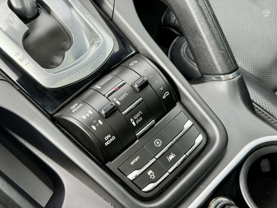 Black Porsche Cayenne 2016 in Siauliai, with an engine capacity of 4.13 L and mileage of 205 thousand km for 28900 €, photo 17 on AUTOMOTO.COM.LV