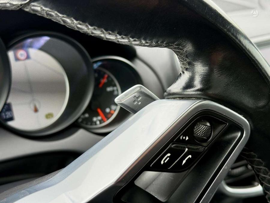 Black Porsche Cayenne 2016 in Siauliai, with an engine capacity of 4.13 L and mileage of 205 thousand km for 28900 €, photo 18 on AUTOMOTO.COM.LV
