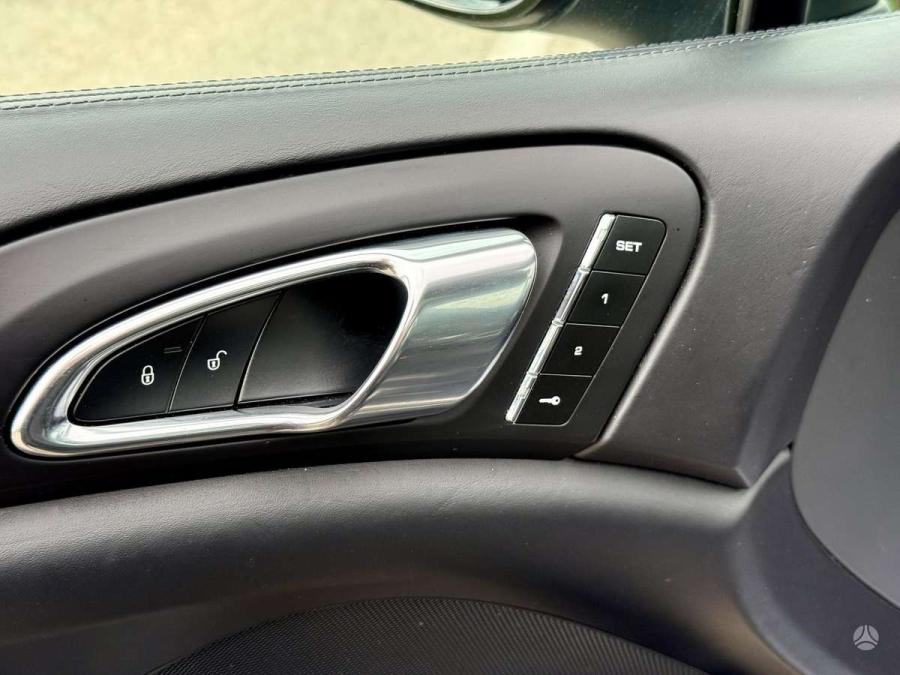Black Porsche Cayenne 2016 in Siauliai, with an engine capacity of 4.13 L and mileage of 205 thousand km for 28900 €, photo 20 on AUTOMOTO.COM.LV