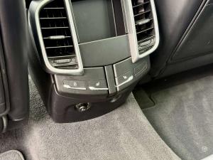 Black Porsche Cayenne 2016 in Siauliai, with an engine capacity of 4.13 L and mileage of 205 thousand km for 28900 €, photo 26 on AUTOMOTO.COM.LV