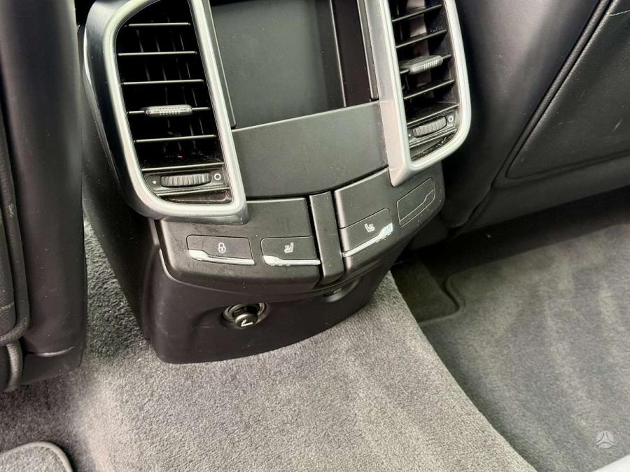 Black Porsche Cayenne 2016 in Siauliai, with an engine capacity of 4.13 L and mileage of 205 thousand km for 28900 €, photo 26 on AUTOMOTO.COM.LV