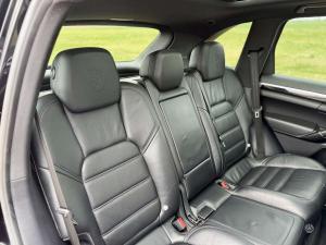 Black Porsche Cayenne 2016 in Siauliai, with an engine capacity of 4.13 L and mileage of 205 thousand km for 28900 €, photo 27 on AUTOMOTO.COM.LV