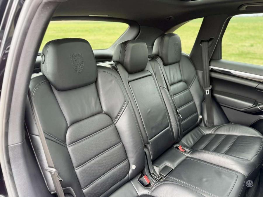 Black Porsche Cayenne 2016 in Siauliai, with an engine capacity of 4.13 L and mileage of 205 thousand km for 28900 €, photo 27 on AUTOMOTO.COM.LV