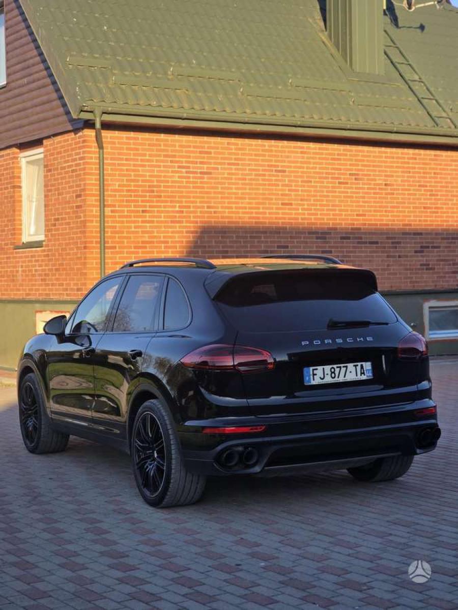Black Porsche Cayenne 2016 in Taurage, with an engine capacity of 4.13 L and mileage of 228 thousand km for 29999 €, photo 1 on AUTOMOTO.COM.LV