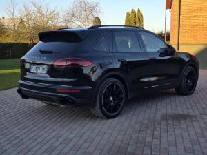 Black Porsche Cayenne 2016 in Taurage, with an engine capacity of 4.13 L and mileage of 228 thousand km for 29999 €, photo 5 on AUTOMOTO.COM.LV