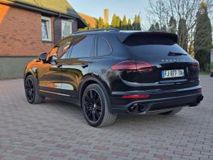 Black Porsche Cayenne 2016 in Taurage, with an engine capacity of 4.13 L and mileage of 228 thousand km for 29999 €, photo 6 on AUTOMOTO.COM.LV