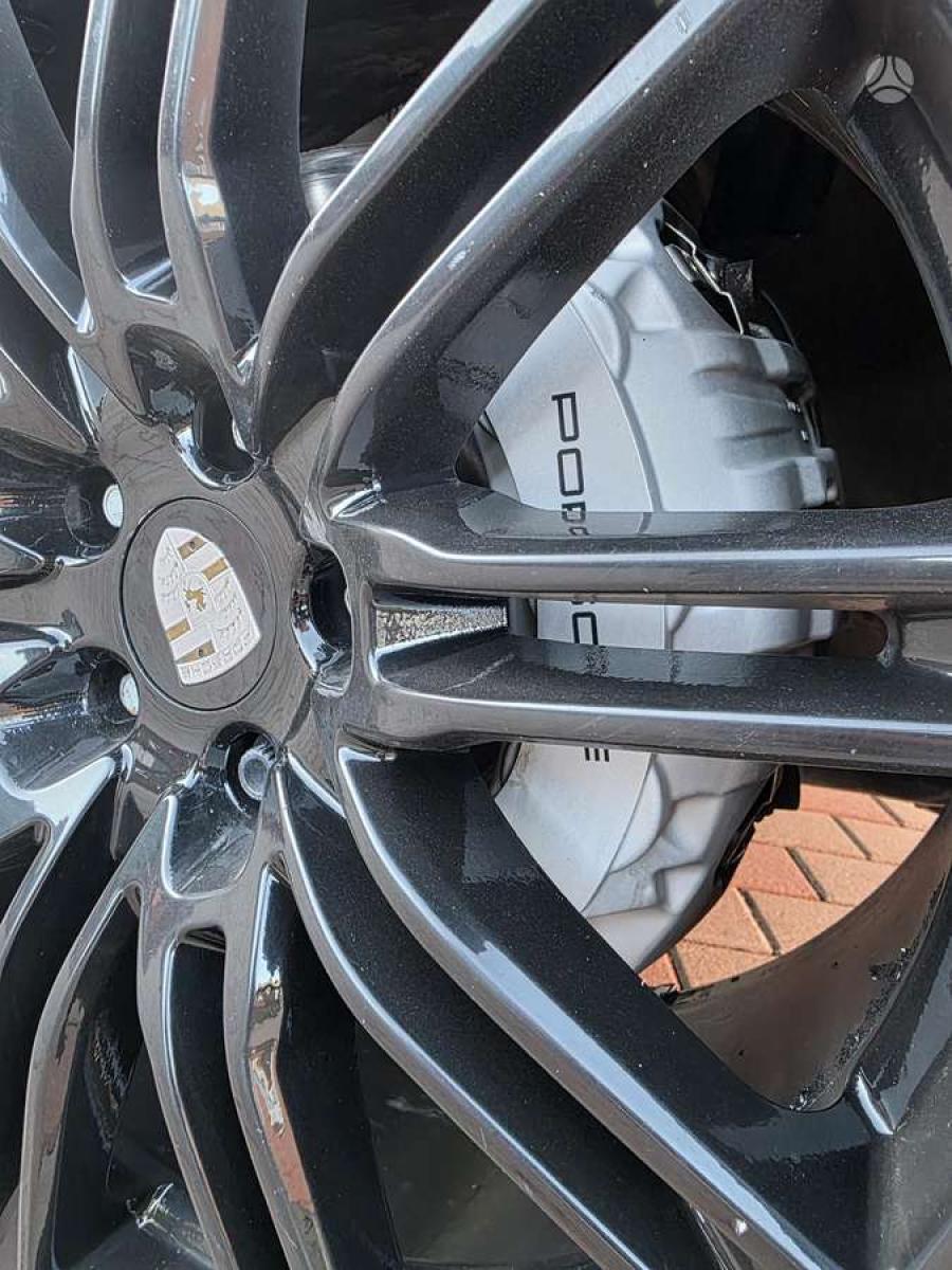 Black Porsche Cayenne 2016 in Taurage, with an engine capacity of 4.13 L and mileage of 228 thousand km for 29999 €, photo 10 on AUTOMOTO.COM.LV