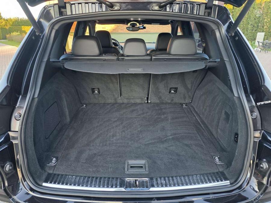 Black Porsche Cayenne 2016 in Taurage, with an engine capacity of 4.13 L and mileage of 228 thousand km for 29999 €, photo 12 on AUTOMOTO.COM.LV