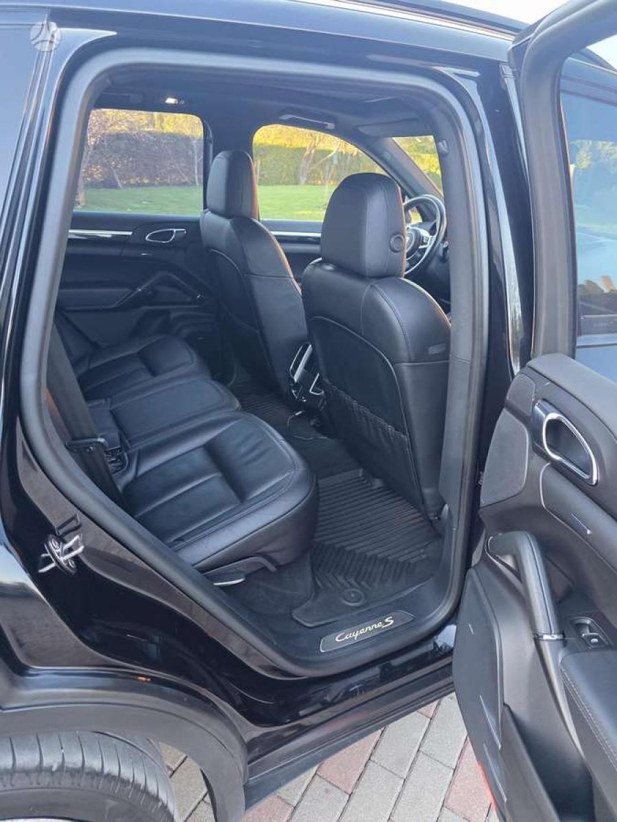 Black Porsche Cayenne 2016 in Taurage, with an engine capacity of 4.13 L and mileage of 228 thousand km for 29999 €, photo 13 on AUTOMOTO.COM.LV