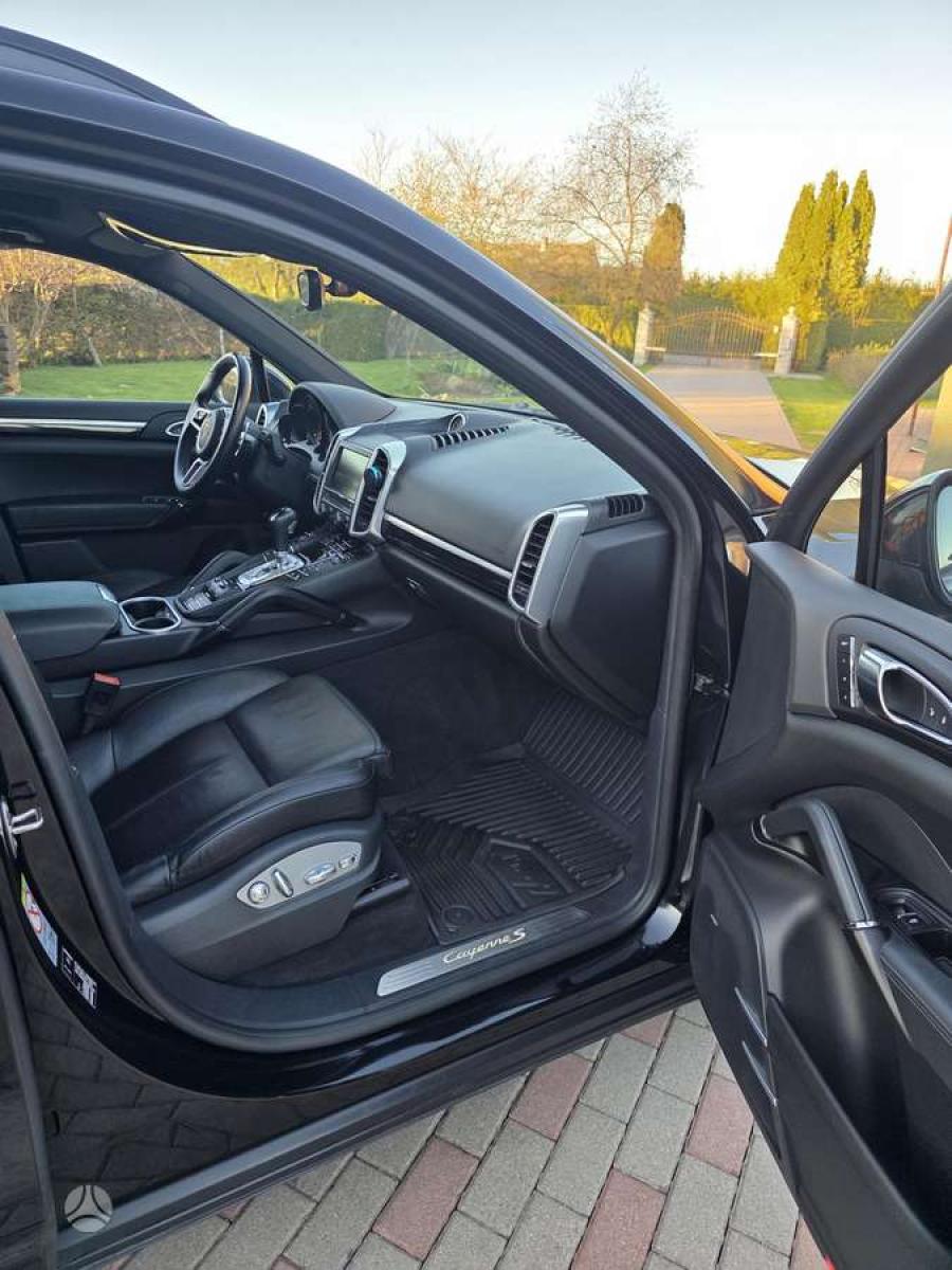 Black Porsche Cayenne 2016 in Taurage, with an engine capacity of 4.13 L and mileage of 228 thousand km for 29999 €, photo 15 on AUTOMOTO.COM.LV