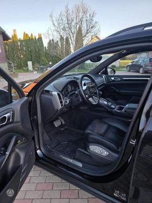 Black Porsche Cayenne 2016 in Taurage, with an engine capacity of 4.13 L and mileage of 228 thousand km for 29999 €, photo 16 on AUTOMOTO.COM.LV