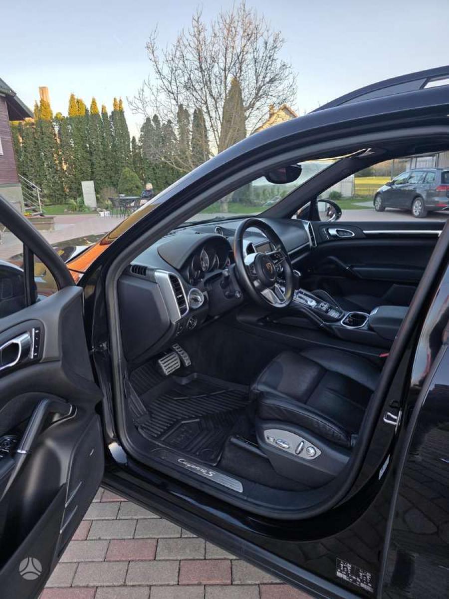 Black Porsche Cayenne 2016 in Taurage, with an engine capacity of 4.13 L and mileage of 228 thousand km for 29999 €, photo 16 on AUTOMOTO.COM.LV