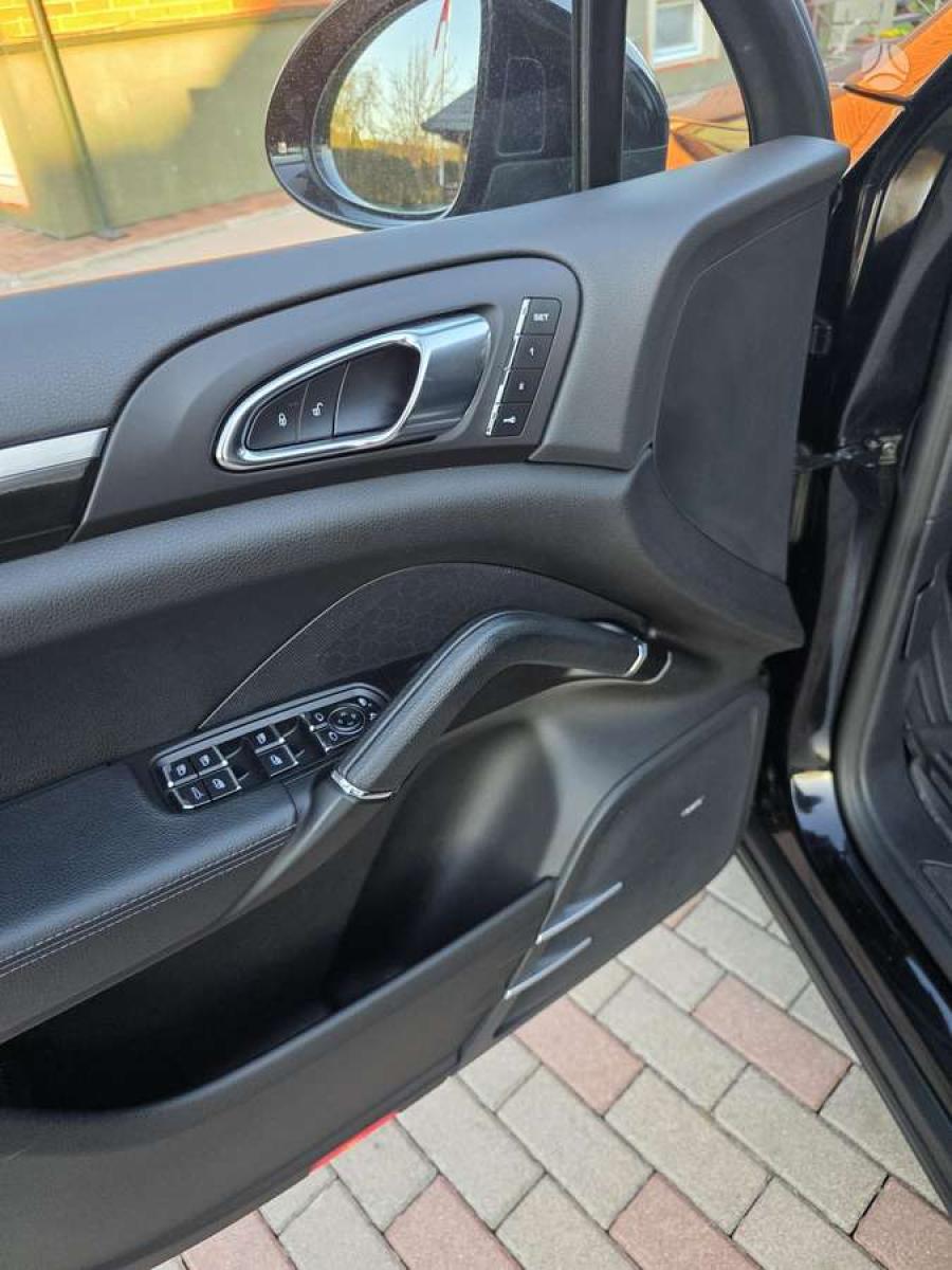 Black Porsche Cayenne 2016 in Taurage, with an engine capacity of 4.13 L and mileage of 228 thousand km for 29999 €, photo 17 on AUTOMOTO.COM.LV