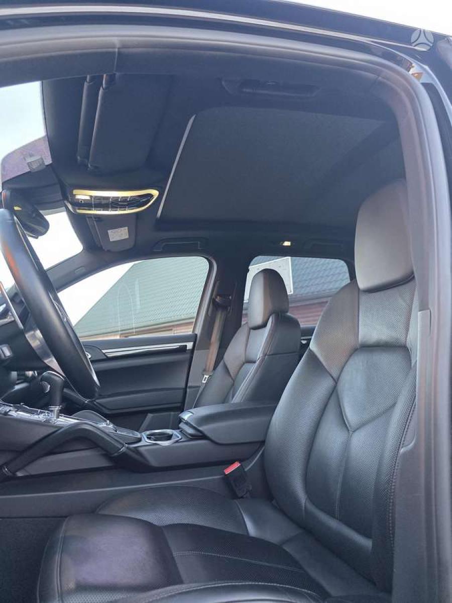 Black Porsche Cayenne 2016 in Taurage, with an engine capacity of 4.13 L and mileage of 228 thousand km for 29999 €, photo 19 on AUTOMOTO.COM.LV