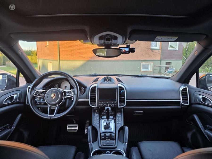 Black Porsche Cayenne 2016 in Taurage, with an engine capacity of 4.13 L and mileage of 228 thousand km for 29999 €, photo 20 on AUTOMOTO.COM.LV