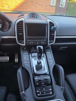 Black Porsche Cayenne 2016 in Taurage, with an engine capacity of 4.13 L and mileage of 228 thousand km for 29999 €, photo 21 on AUTOMOTO.COM.LV