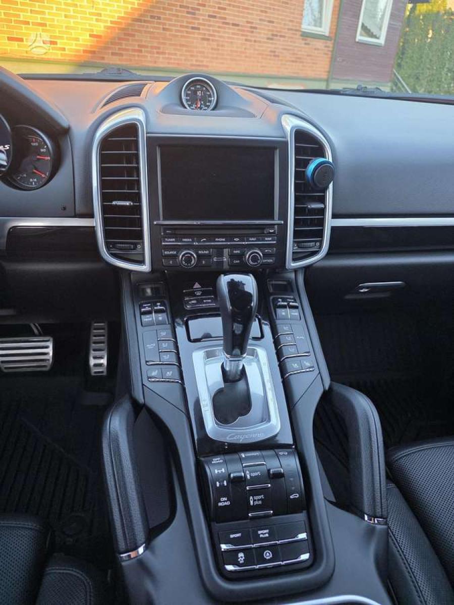 Black Porsche Cayenne 2016 in Taurage, with an engine capacity of 4.13 L and mileage of 228 thousand km for 29999 €, photo 21 on AUTOMOTO.COM.LV