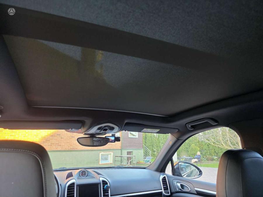 Black Porsche Cayenne 2016 in Taurage, with an engine capacity of 4.13 L and mileage of 228 thousand km for 29999 €, photo 22 on AUTOMOTO.COM.LV