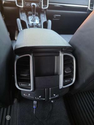 Black Porsche Cayenne 2016 in Taurage, with an engine capacity of 4.13 L and mileage of 228 thousand km for 29999 €, photo 23 on AUTOMOTO.COM.LV