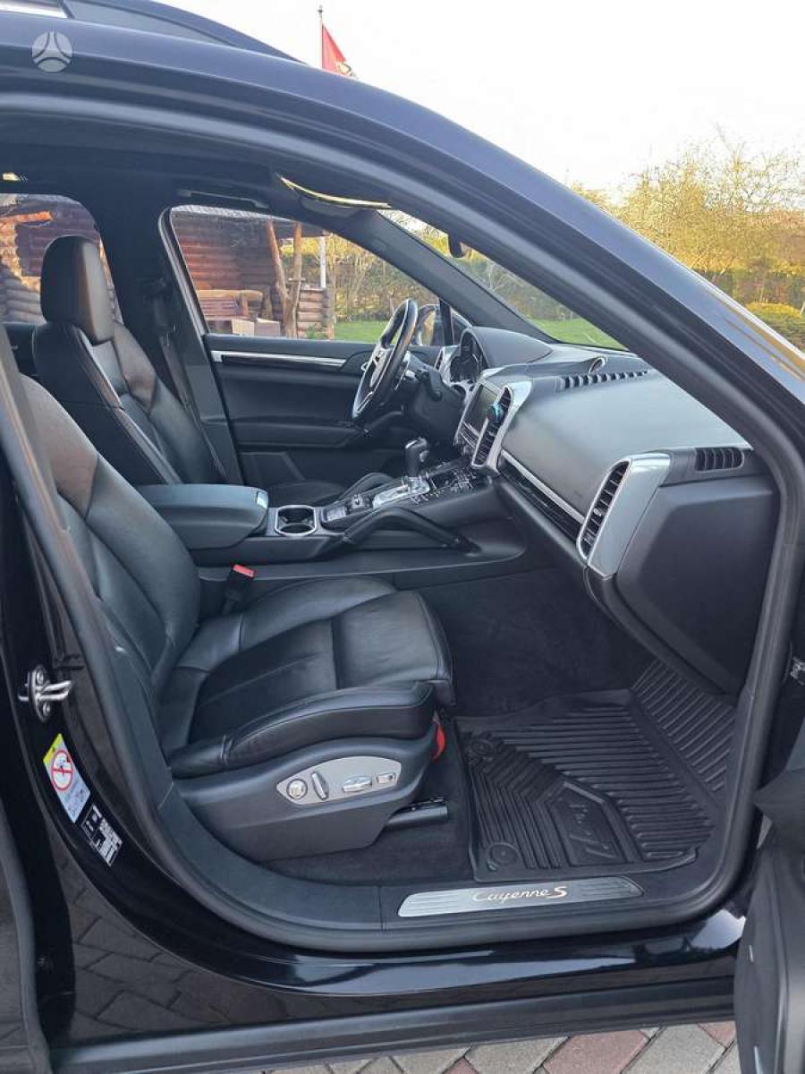 Black Porsche Cayenne 2016 in Taurage, with an engine capacity of 4.13 L and mileage of 228 thousand km for 29999 €, photo 26 on AUTOMOTO.COM.LV