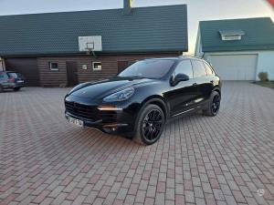 Black Porsche Cayenne 2016 in Taurage, with an engine capacity of 4.13 L and mileage of 228 thousand km for 29999 €, photo 27 on AUTOMOTO.COM.LV