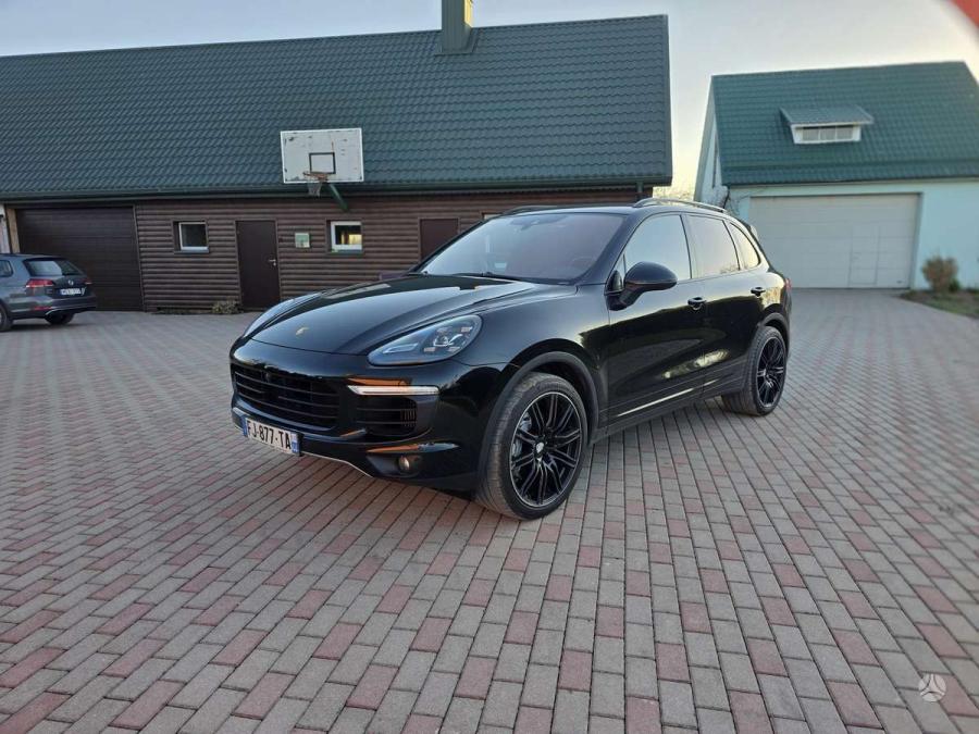 Black Porsche Cayenne 2016 in Taurage, with an engine capacity of 4.13 L and mileage of 228 thousand km for 29999 €, photo 27 on AUTOMOTO.COM.LV