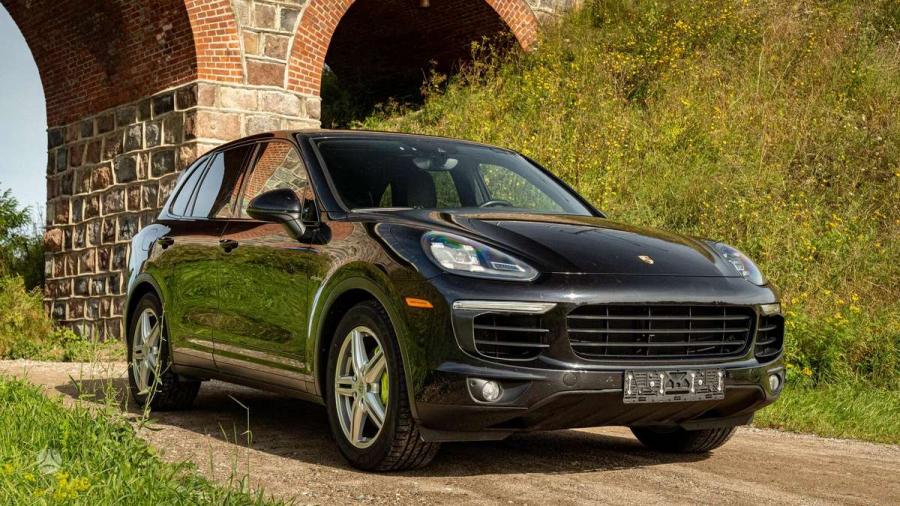 Black Porsche Cayenne 2016 in Klaipeda, with an engine capacity of 3.00 L and mileage of 273 thousand km for 19000 €, photo 3 on AUTOMOTO.COM.LV
