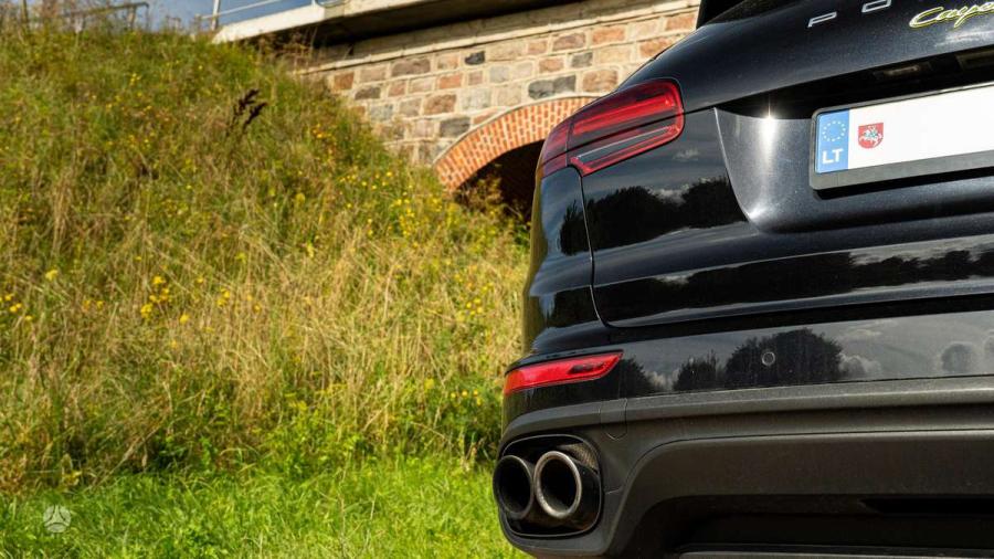 Black Porsche Cayenne 2016 in Klaipeda, with an engine capacity of 3.00 L and mileage of 273 thousand km for 19000 €, photo 5 on AUTOMOTO.COM.LV