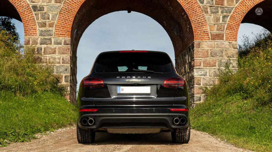 Black Porsche Cayenne 2016 in Klaipeda, with an engine capacity of 3.00 L and mileage of 273 thousand km for 19000 €, photo 8 on AUTOMOTO.COM.LV