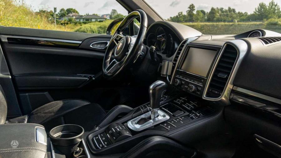 Black Porsche Cayenne 2016 in Klaipeda, with an engine capacity of 3.00 L and mileage of 273 thousand km for 19000 €, photo 11 on AUTOMOTO.COM.LV