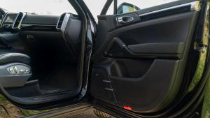 Black Porsche Cayenne 2016 in Klaipeda, with an engine capacity of 3.00 L and mileage of 273 thousand km for 19000 €, photo 13 on AUTOMOTO.COM.LV