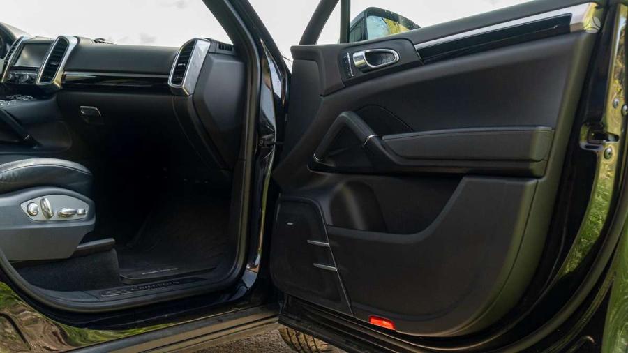 Black Porsche Cayenne 2016 in Klaipeda, with an engine capacity of 3.00 L and mileage of 273 thousand km for 19000 €, photo 13 on AUTOMOTO.COM.LV