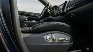 Black Porsche Cayenne 2016 in Klaipeda, with an engine capacity of 3.00 L and mileage of 273 thousand km for 19000 €, photo 14 on AUTOMOTO.COM.LV