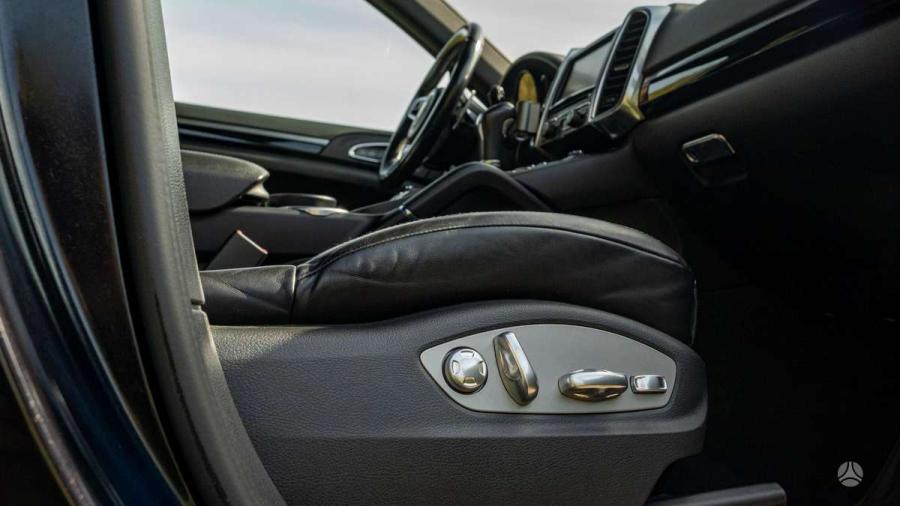 Black Porsche Cayenne 2016 in Klaipeda, with an engine capacity of 3.00 L and mileage of 273 thousand km for 19000 €, photo 14 on AUTOMOTO.COM.LV