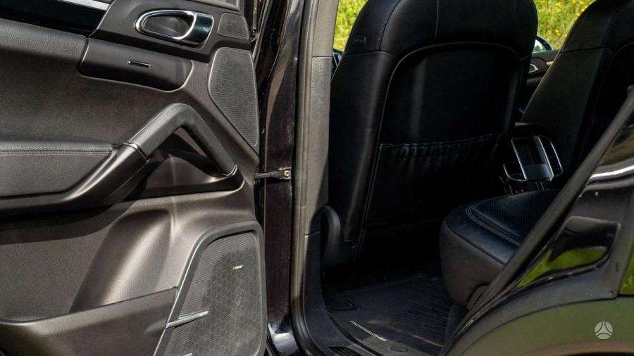 Black Porsche Cayenne 2016 in Klaipeda, with an engine capacity of 3.00 L and mileage of 273 thousand km for 19000 €, photo 16 on AUTOMOTO.COM.LV