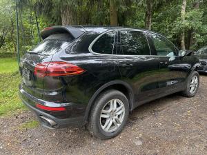 Melns Porsche Cayenne 2016 Viļņa, ar dzinēja tilpumu 3.60 L un nobraukumu 126 tūkst. km par 9400 €, foto  vietnē AUTOMOTO.COM.LV