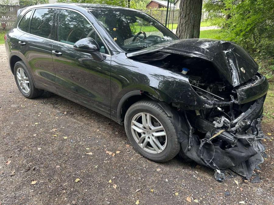 Melns Porsche Cayenne 2016 Viļņa, ar dzinēja tilpumu 3.60 L un nobraukumu 126 tūkst. km par 9400 €, foto 3 vietnē AUTOMOTO.COM.LV