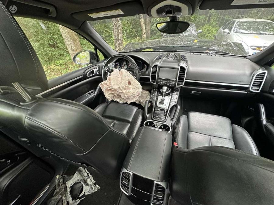 Melns Porsche Cayenne 2016 Viļņa, ar dzinēja tilpumu 3.60 L un nobraukumu 126 tūkst. km par 9400 €, foto 10 vietnē AUTOMOTO.COM.LV