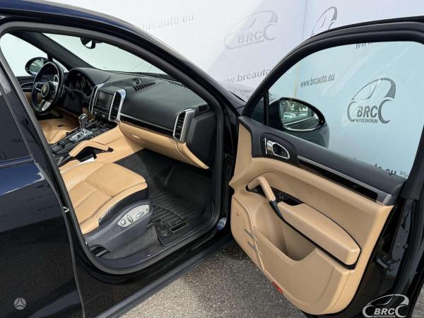 Melns Porsche Cayenne 2016 Klaipėda, ar dzinēja tilpumu 3.00 L un nobraukumu 173 tūkst. km par 22900 €, foto 8 vietnē AUTOMOTO.COM.LV