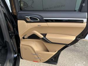 Melns Porsche Cayenne 2016 Klaipėda, ar dzinēja tilpumu 3.00 L un nobraukumu 173 tūkst. km par 22900 €, foto 12 vietnē AUTOMOTO.COM.LV