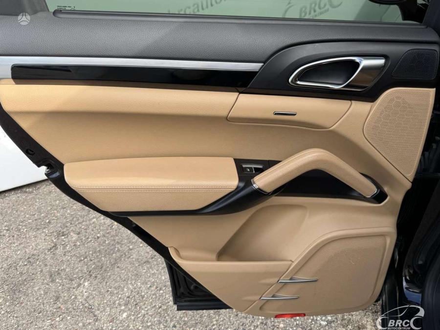 Melns Porsche Cayenne 2016 Klaipėda, ar dzinēja tilpumu 3.00 L un nobraukumu 173 tūkst. km par 22900 €, foto 18 vietnē AUTOMOTO.COM.LV