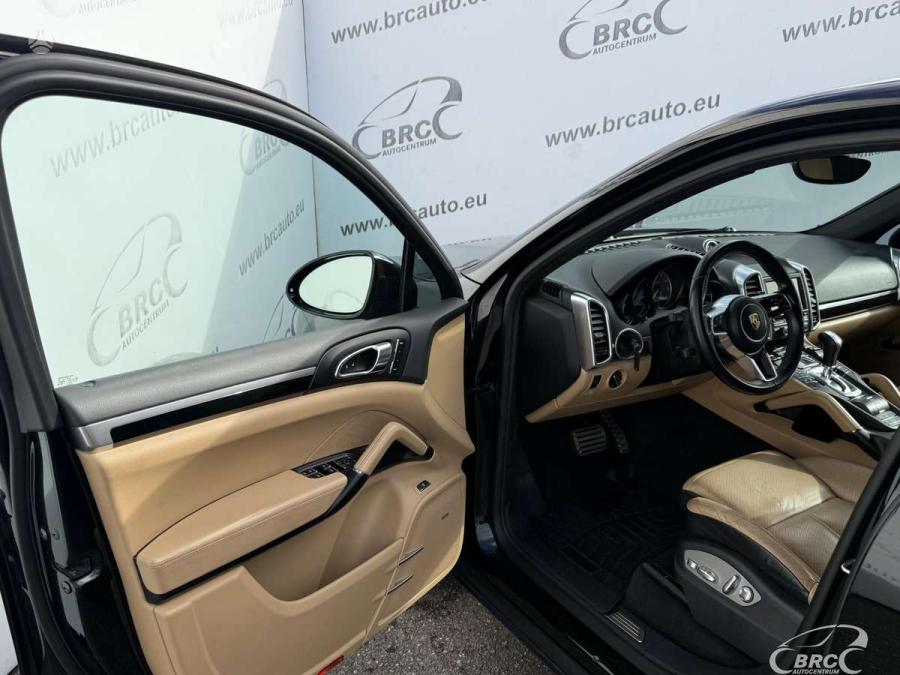 Melns Porsche Cayenne 2016 Klaipėda, ar dzinēja tilpumu 3.00 L un nobraukumu 173 tūkst. km par 22900 €, foto 21 vietnē AUTOMOTO.COM.LV
