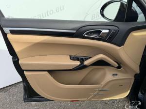 Melns Porsche Cayenne 2016 Klaipėda, ar dzinēja tilpumu 3.00 L un nobraukumu 173 tūkst. km par 22900 €, foto 22 vietnē AUTOMOTO.COM.LV