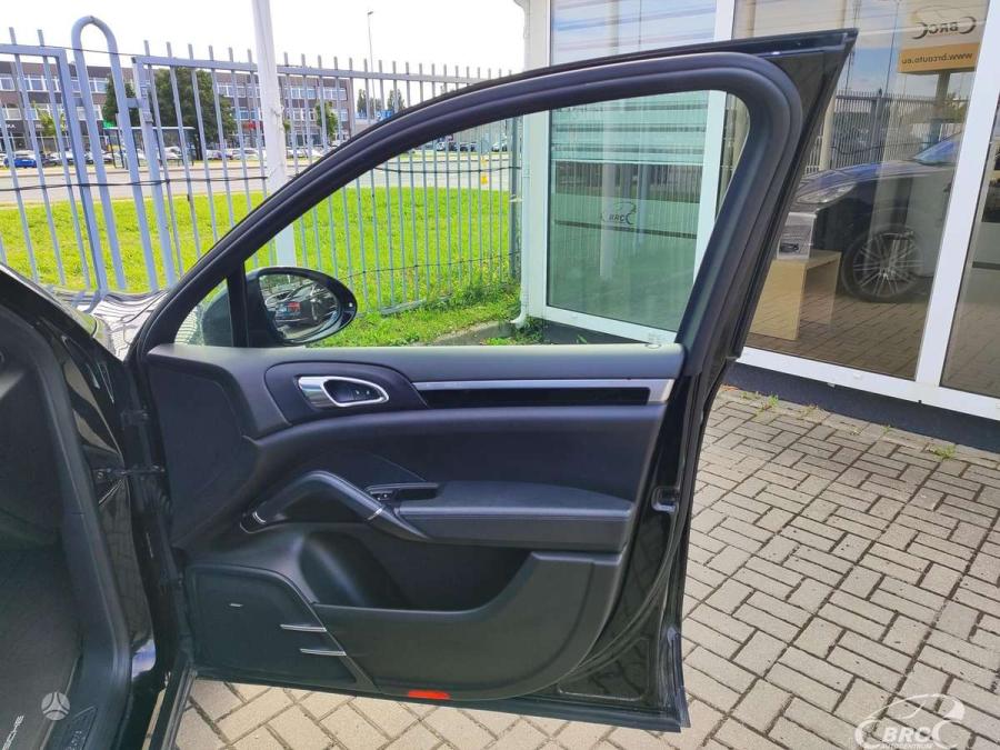 Melns Porsche Cayenne 2016 Klaipėda, ar dzinēja tilpumu 2.97 L un nobraukumu 189 tūkst. km par 28500 €, foto 8 vietnē AUTOMOTO.COM.LV